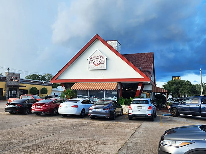 House of Pies' distinctive A-frame roof makes it an architectural standout. A slice of heaven awaits under that red-trimmed roof!