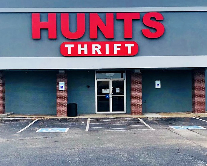 Hunt's Thrift announces itself with bold red letters&mdash;like it's shouting "BARGAINS!" to everyone driving by.