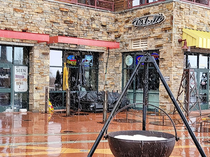 Maxwell's stone facade looks like it's been serving mountain-worthy pizza since the pioneers arrived. Rustic outside, revolutionary inside.