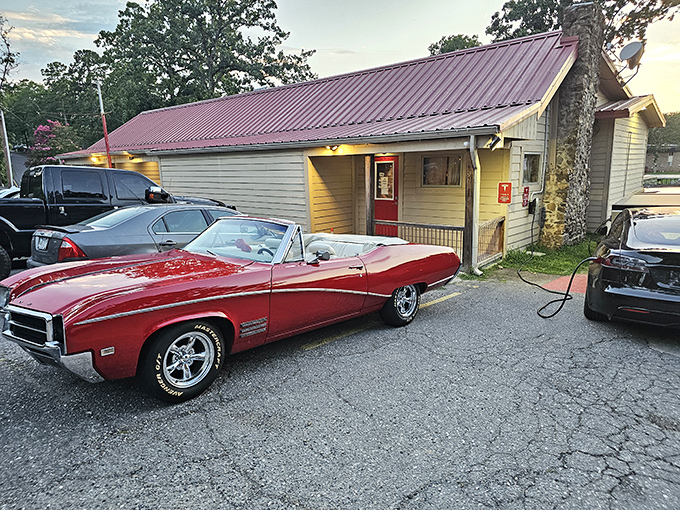 Classic cars and classic pizza – a match made in Arkansas heaven. That vintage convertible knows where the good stuff is.
