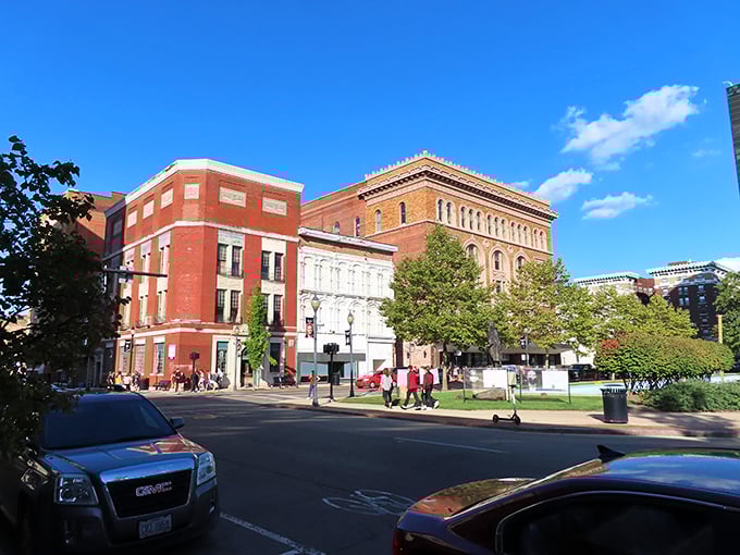 Springfield's urban landscape offers big-city architecture with small-town prices &ndash; the best kind of optical illusion.