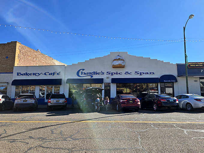 Smart diners follow the crowds &ndash; and this crowd clearly knows where breakfast dreams come true. 