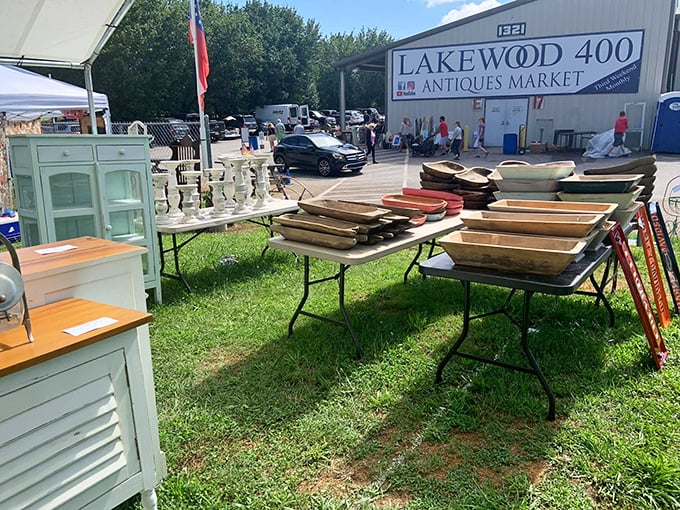 Lakewood 400's outdoor displays offer a tantalizing preview. Those wooden dough bowls practically whisper stories from another era.