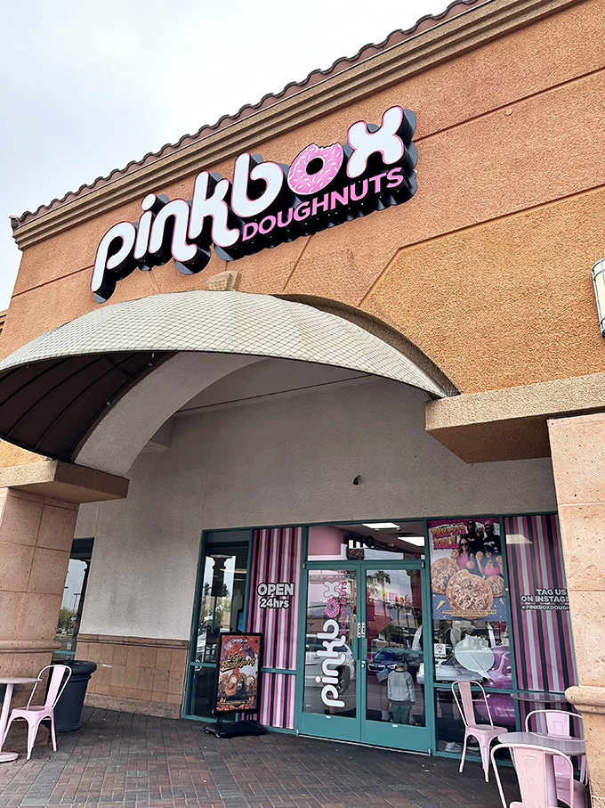 Where donuts dress better than casino showgirls! Pinkbox's pink-striped entrance and 24-hour service means your midnight sugar cravings never have to go unsatisfied.