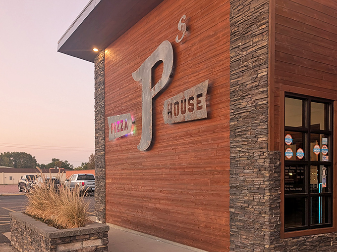 The sunset glow on P's wooden exterior makes it look like it's blushing from all the compliments. Pizza worth framing in natural light.