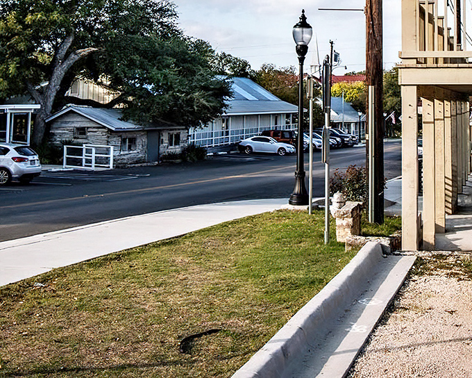 In Salado, even the streetlights seem to move at a gentler pace, watching over historic buildings that have welcomed visitors for generations.
