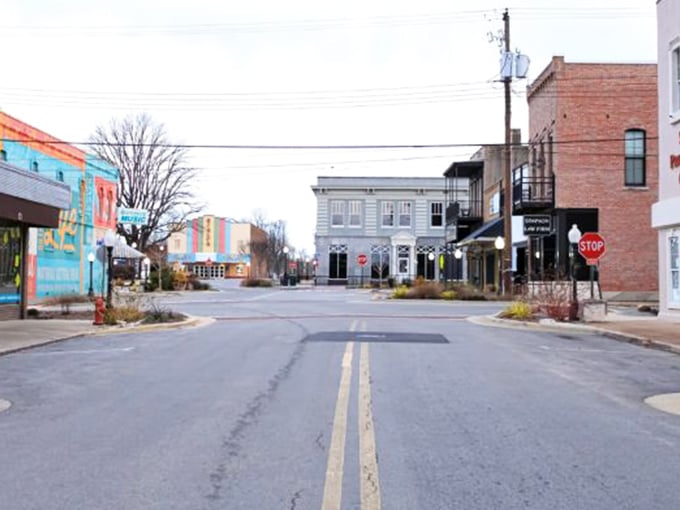 Searcy's colorful downtown buildings bring a splash of personality to this affordable retirement haven&mdash;where even the stop signs say "stay awhile."