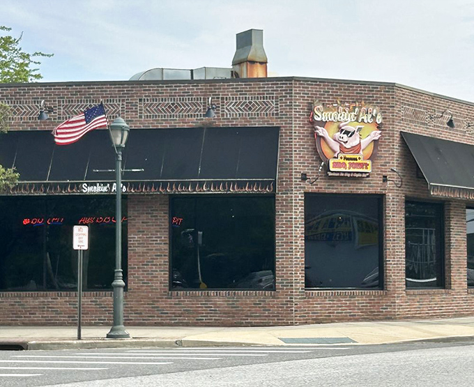 The sunglasses-wearing pig knows what's up! Smokin' Al's corner spot flies the flag for patriotic pork pleasures and beef that makes you pledge allegiance to barbecue.