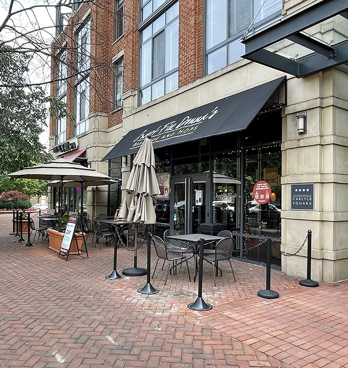 Sidewalk seating lets you people-watch while savoring smoky perfection in this historic Virginia city. 