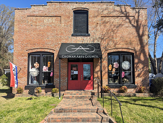 The Chowan Arts Council brings creative spirit to a historic brick building. Where 18th-century architecture meets 21st-century artistic expression.