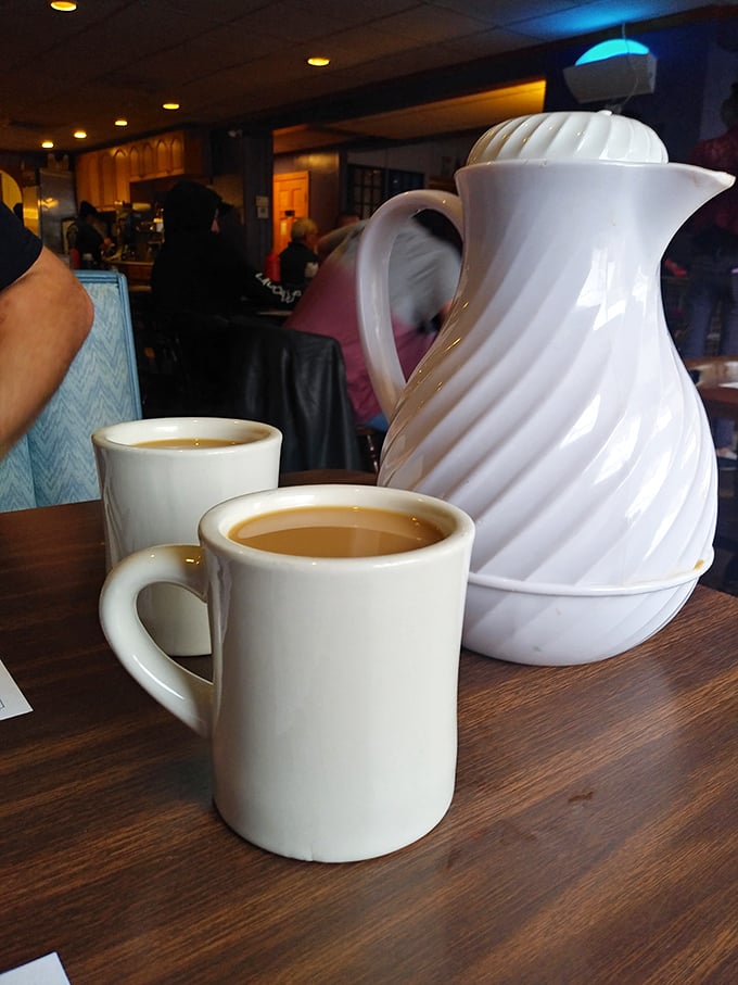 The coffee comes in sturdy mugs with unlimited refills&mdash;a simple pleasure that fancy caf&eacute;s have forgotten exists.