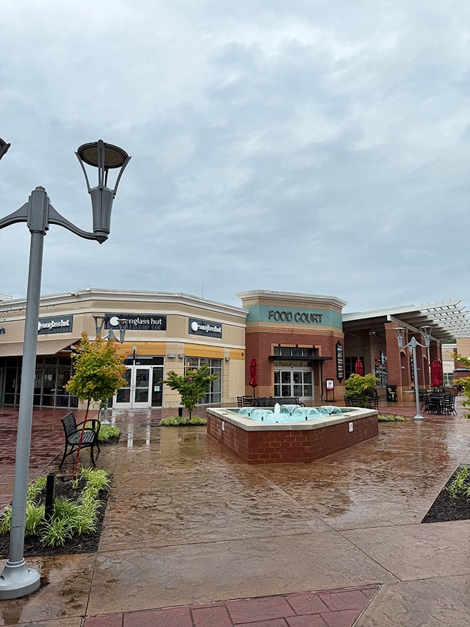 Even on rainy days, the central courtyard with its soothing fountain creates a moment of zen before you dive back into the bargain-hunting frenzy.