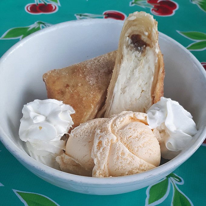Fried cheesecake with ice cream: proof that sometimes the most delicious things in life are the ones your doctor warned you about.