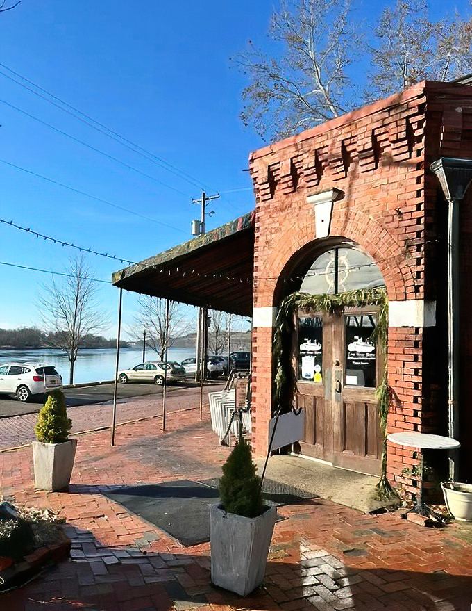 This riverside brick building isn't just charming&mdash;it's practically begging you to sit outside with a drink and watch the Ohio River roll by.