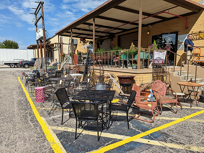 Palmetto Peddlers Antiques Mall is where yesterday's ordinary becomes today's extraordinary&mdash;a treasure hunter's paradise without the reality TV drama.