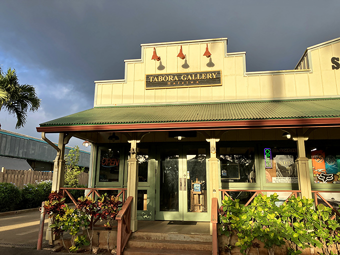 Tabora Gallery's vintage charm invites art lovers to step back in time while discovering contemporary Hawaiian artistic expressions.