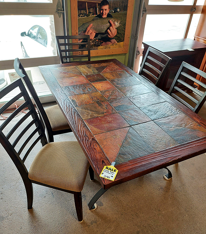 Dinner conversations just got more interesting around this stone-tile table. The perfect backdrop for both Tuesday tacos and Sunday roasts.
