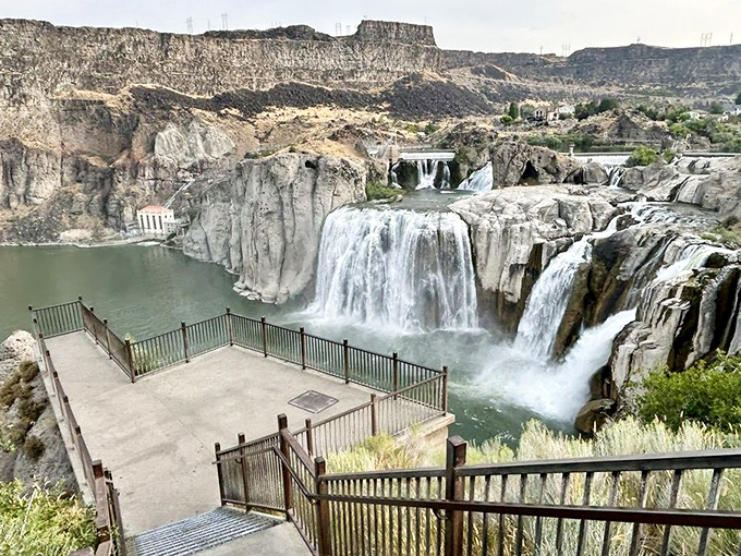 The viewing platform: where smartphones go to die of inadequacy. No camera has yet been invented that truly captures what your eyes see here.