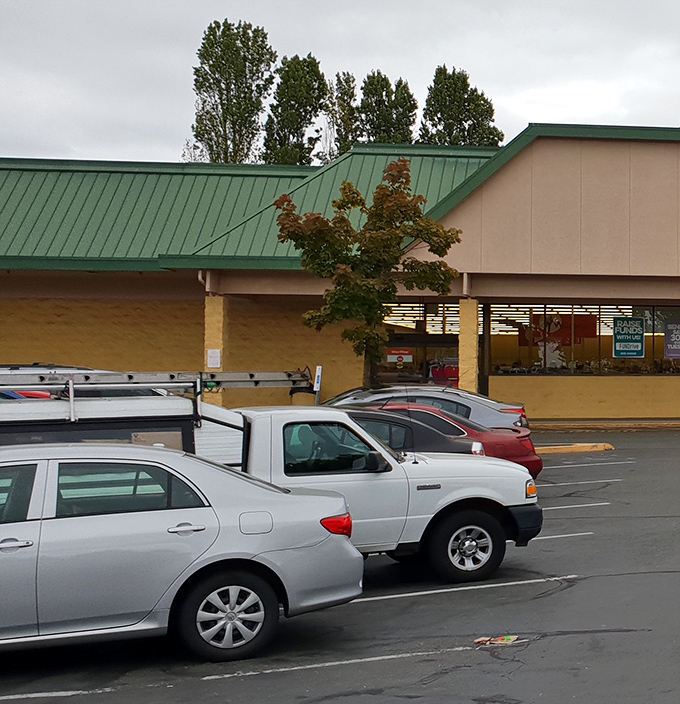 Even the parking lot has a certain thrift store charm, where minivans and pickup trucks gather like hopeful contestants at a bargain-hunting convention.