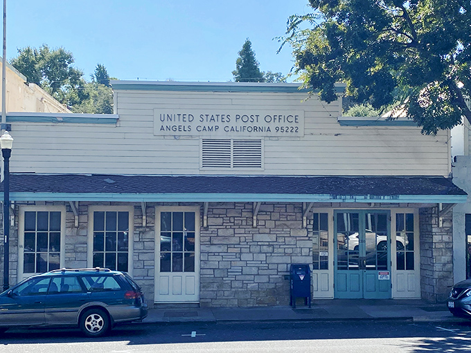 Even the post office in Angels Camp maintains that classic stone-and-wood charm. Amazon deliveries have never looked so historically appropriate.