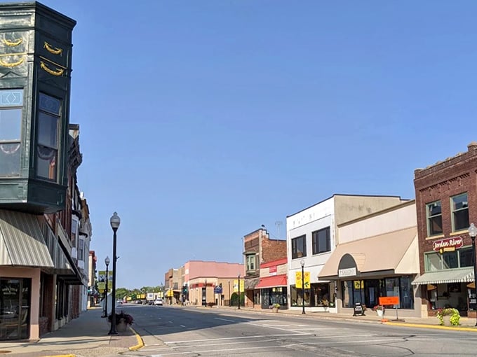 The sun shines bright on Charles City's welcoming downtown. Wide streets and ample parking—luxuries city folks can only dream about!