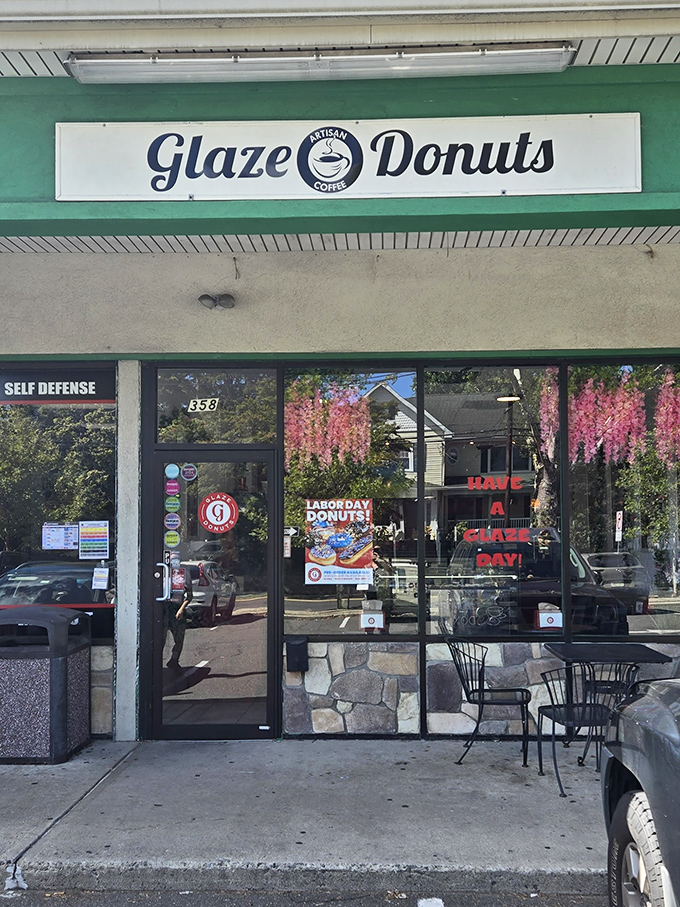 That green trim says "fresh" before you even walk in - smart design for smart donut lovers. 