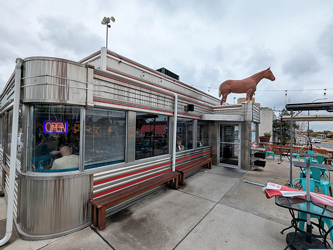 Chrome, curves, and country charm. This classic diner with its Western flair has been turning truckers into poets since before Instagram existed.
