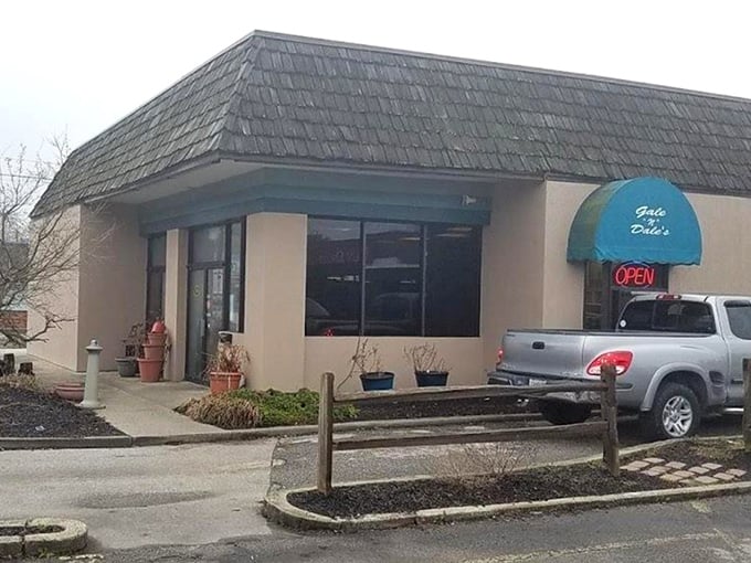 The blue awning of Gale 'n' Dale's signals salvation for hungry travelers &ndash; home cooking without the home dishes.