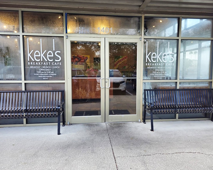 Keke's Breakfast Cafe: Those welcoming benches outside are just the first hint that this place understands the art of breakfast hospitality.