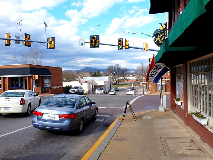 Luray's streets offer small-town appeal with big mountain backdrops. Where scenic beauty doesn't come with a scenic price tag!