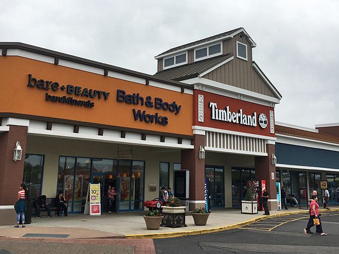 International destination meets local charm in this outlet shopping paradise near the famous falls.