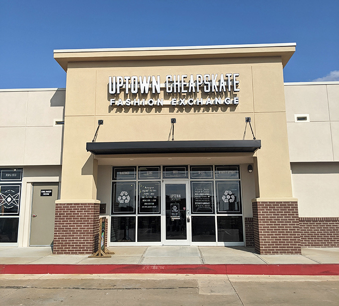 Those brick accents and clean lines make this Uptown Cheapskate look like the country club of second-hand shopping &ndash; membership fee: just your curiosity.