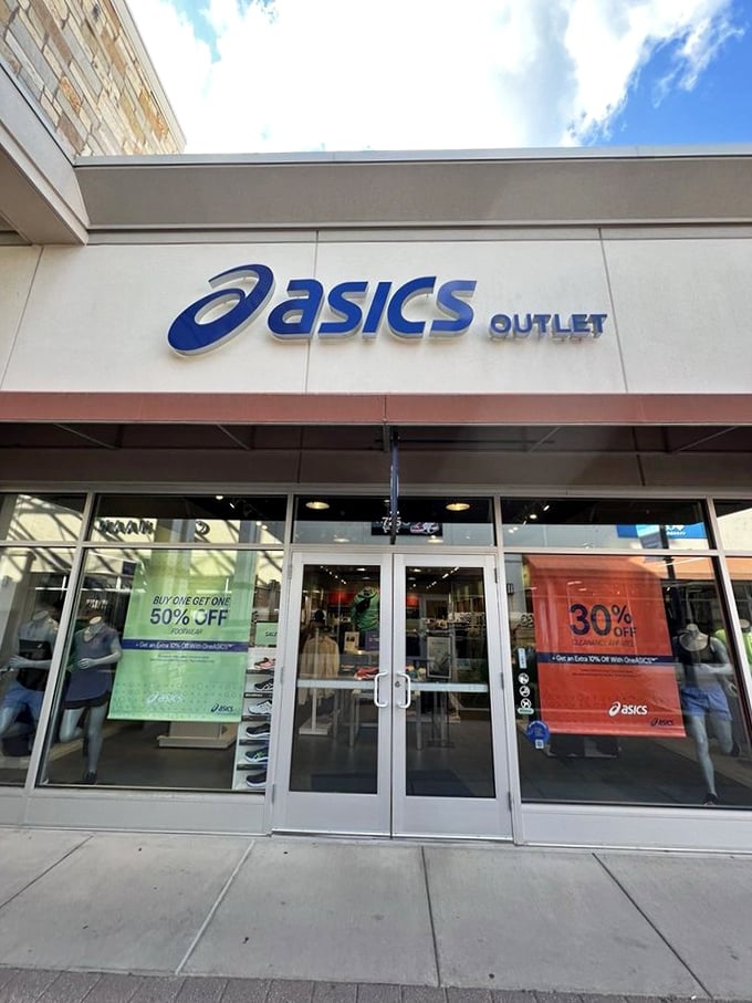 Asics Outlet's BOGO deal proves that good things come in pairs&mdash;especially when those things cushion your feet during marathon shopping sessions.