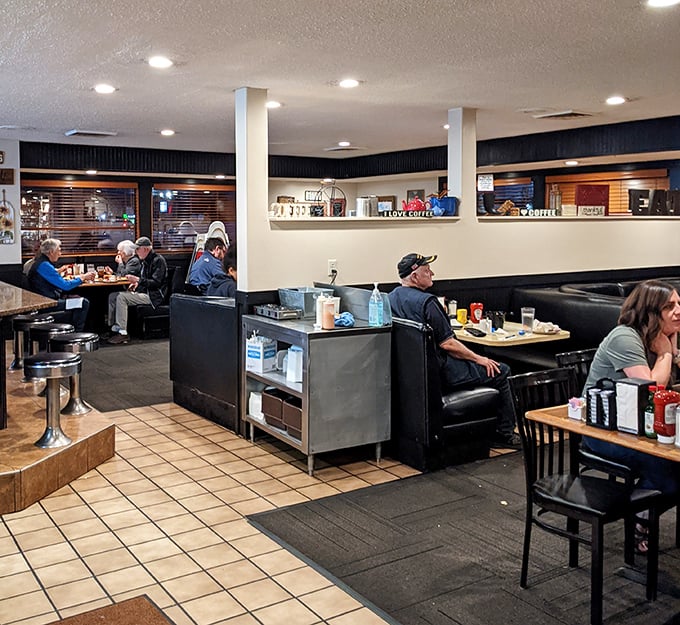 Black vinyl booths filled with happy diners who've clearly discovered what the rest of Utah needs to know about Sill's.