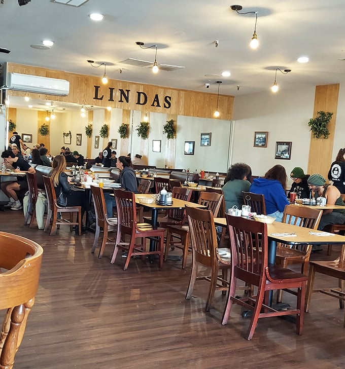 A packed house at Linda's tells you everything you need to know &ndash; these people could be home in pajamas but chose to put on pants for this food.