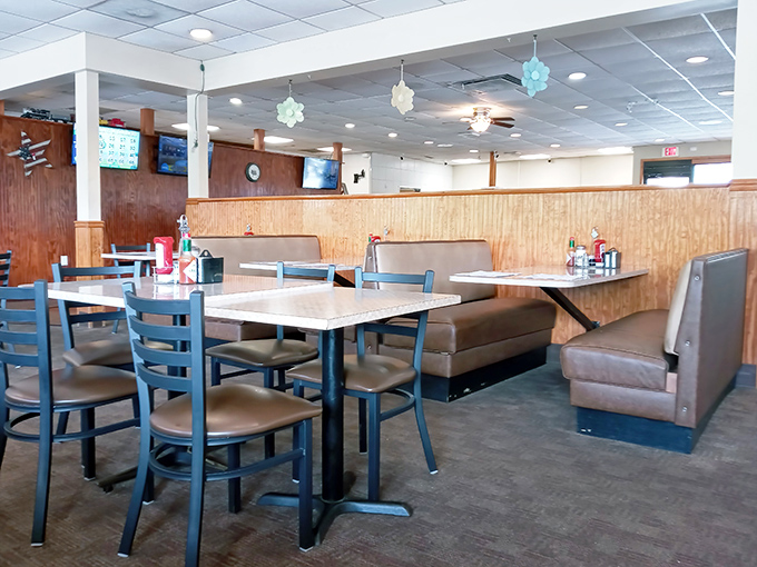 Wood paneling, practical booths, and tables arranged for conversation – not Instagram angles. This is dining designed for actual eating.