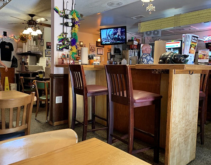 The bar seating offers front-row tickets to the barbecue show. Simple wooden furnishings let the food remain the undisputed star.