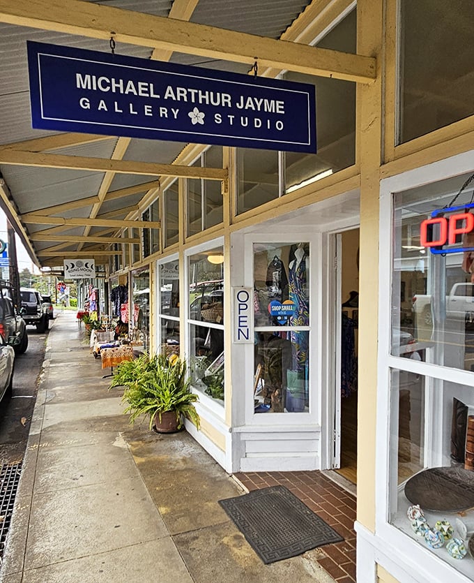 The Michael Arthur Jayme Gallery brings fine art to small-town Hawaii, where creativity thrives beneath the shelter of a classic covered walkway.