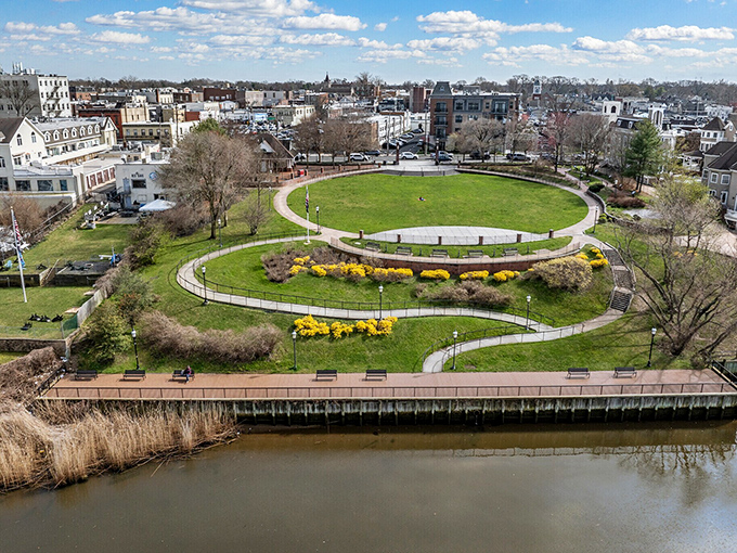 Riverside Gardens Park offers a perfect circular promenade with the Navesink as its backdrop. Nature and urban planning in perfect harmony.