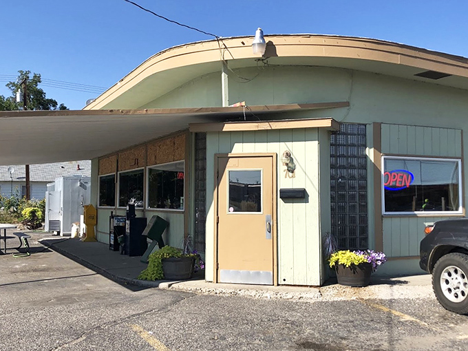 The Pelican Cafe's retro charm makes you feel like you've stumbled into a time machine that serves breakfast.