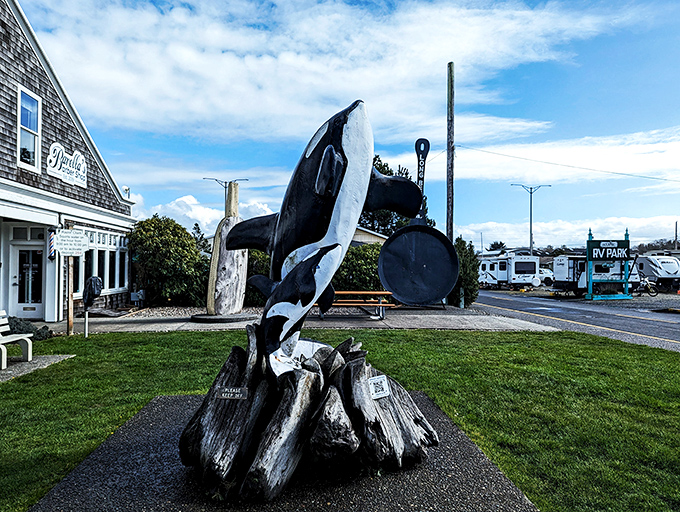 The trio of statues adds another layer of whimsy to this already delightfully eccentric roadside stop in coastal Washington.