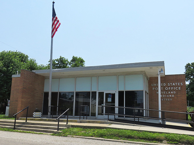 Even small-town post offices deserve architectural dignity. This mid-century building serves mail with a side of municipal pride.
