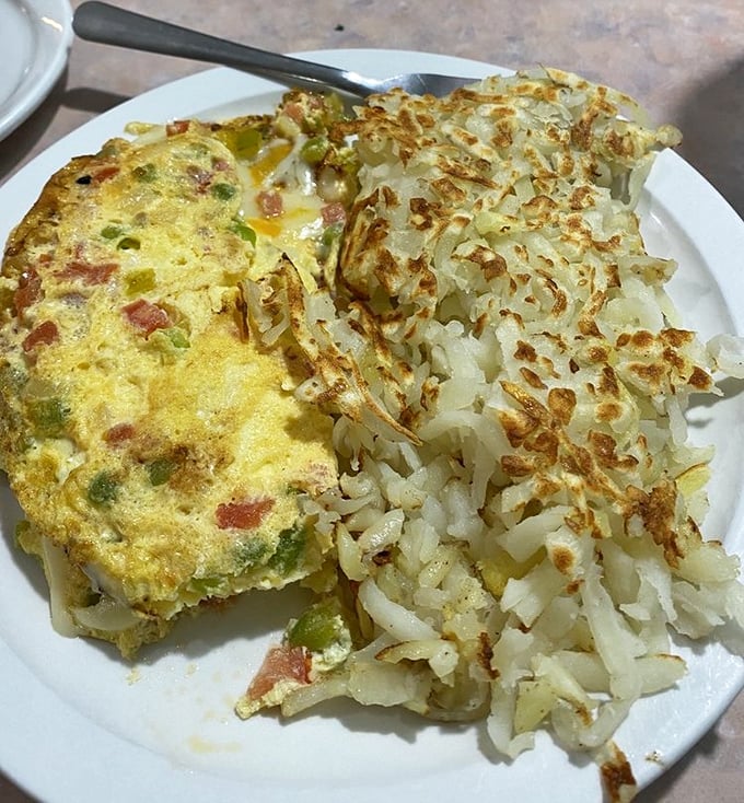 That veggie-packed omelet and crispy hash browns show that even health-conscious choices get the royal treatment here. 