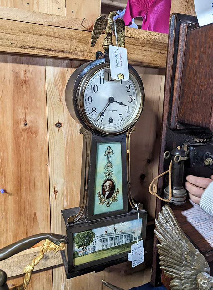 This Washington-themed banjo clock doesn't just tell time &ndash; it tells history. The eagle topper is just showing off at this point.