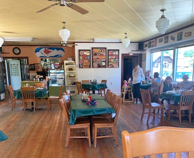 Green tablecloths, wooden floors, and walls adorned with local art – the dining room at Café Regis serves comfort before you even order.