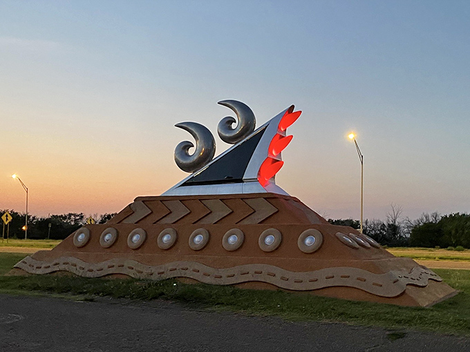 As daylight fades, the monument's red accents pop against the twilight&mdash;a roadside beacon for nostalgic night owls.
