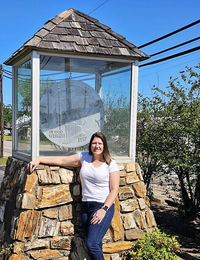 "Heads or tails?" doesn't quite apply here. The monument's glass enclosure creates a jewel-box effect for this oversized piece of Americana.