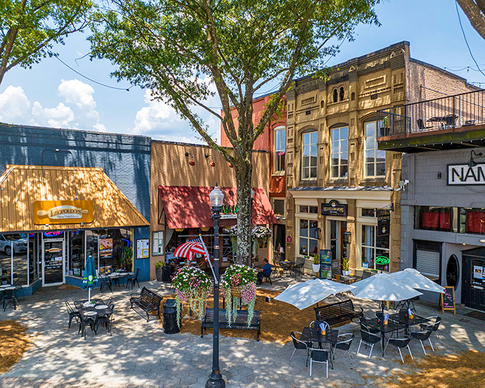 Carrollton's outdoor dining scene proves good taste doesn't require expensive taste. Those umbrellas shade both customers and their reasonable bills!