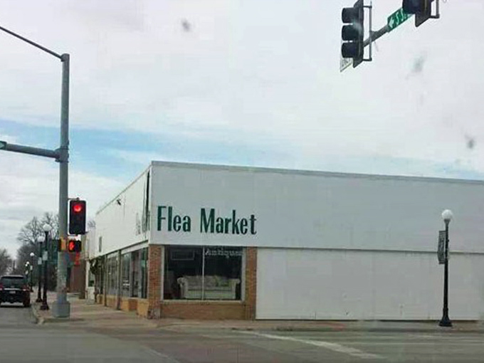 Clean lines and bright windows make Peters Park Flea Market a refreshing take on the traditional treasure hunt.