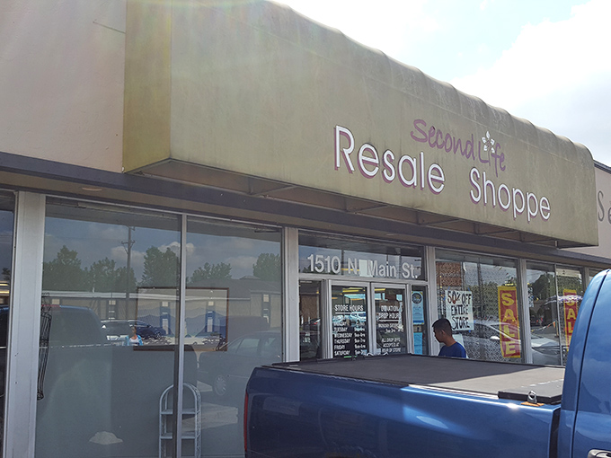 Second Life's storefront promises exactly what the name suggests: giving great clothes another chance to shine in someone's wardrobe.